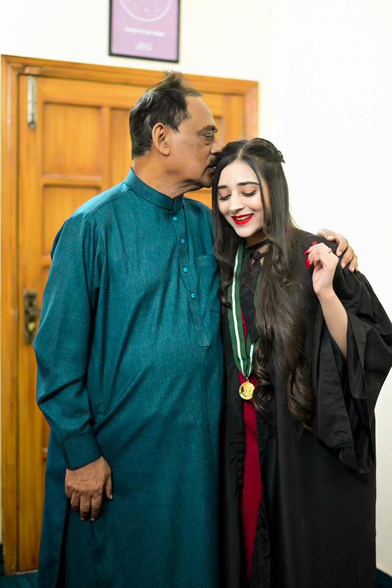 Ayesha. on Twitter: "Presenting y'all the Gold Medalist in BFA Graphic Design Ayesha Bashir a ...