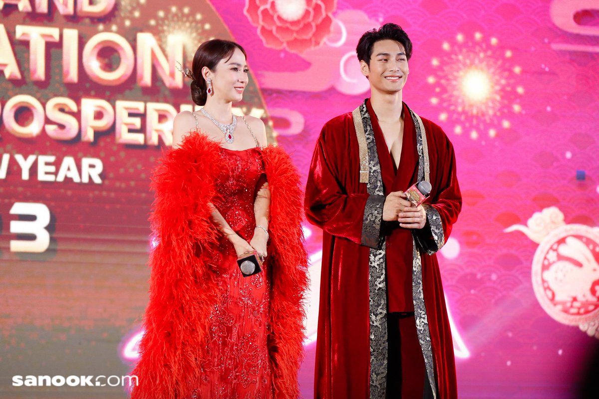 Sanook.com on Twitter: "#อาโปณัฐวิญญ์ มาใส่ชุดแดงเพลิงลายมังกรพร้อมผ้าพันคอทองคำประดับเพชร สุด ...