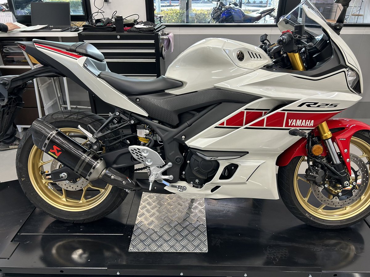 YSP千葉中央 on Twitter: "今回はYZF-R25にアクラポビッチのマフラー取付けしました🔧 このカーボンマフラーがカッコいいですね🥰もちろんJMCAで車検対応マフラーになります💁 ...
