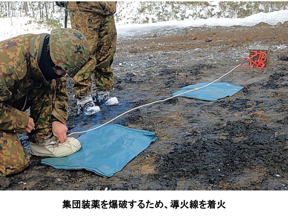 陸上自衛隊 留萌駐屯地【公式】 On Twitter 第26普通科連隊 本部管理中隊施設作業小隊は、上富良野演習場において、爆破訓練を行いました。気温0℃前後、時折、降雪がある中、障害の