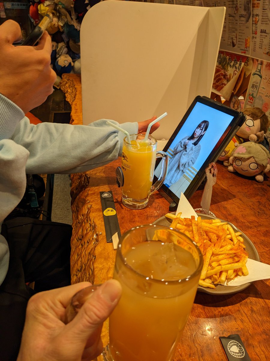 (う)なぎさ On Twitter オタクと乾杯しようとしたらおもむろにアクキーとタブレット出して撮影会はじめた