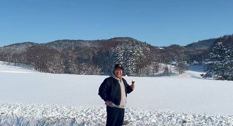 こーすけ on Twitter: "投稿！ 北海道の雪景色の中、アイスクリームを食べ大自然に叫ぶ男性。 https://t.co/joZjrJJb8N https://t.co ...