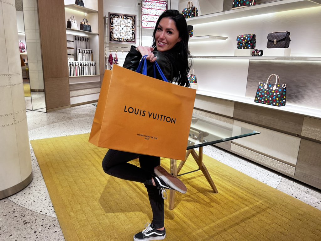 ItsKylie MFC🇨🇦 on Twitter: "My first LV 😍🥲 Been dreaming of this day for over 2 decades 😇 https ...
