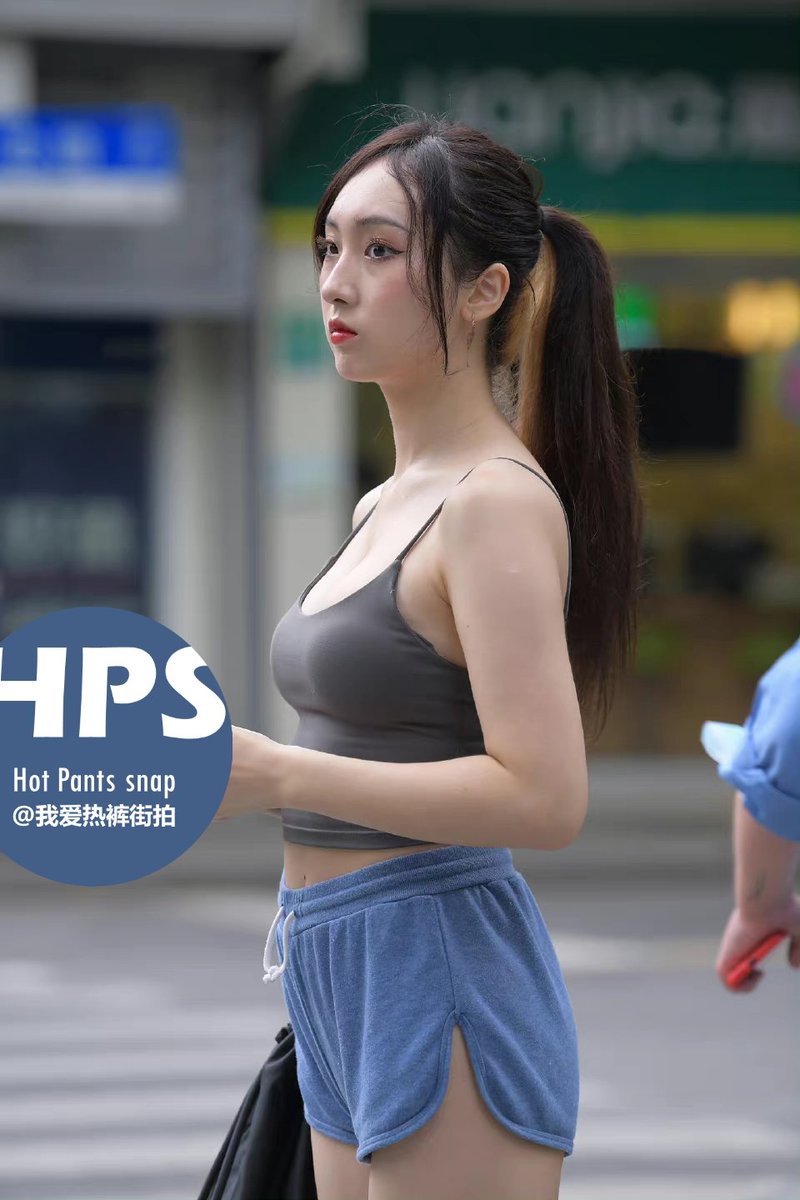 我爱热裤街拍 on Twitter: "不就是随意穿搭出个门吗？干嘛这么多人盯着我看？B1402-600p"