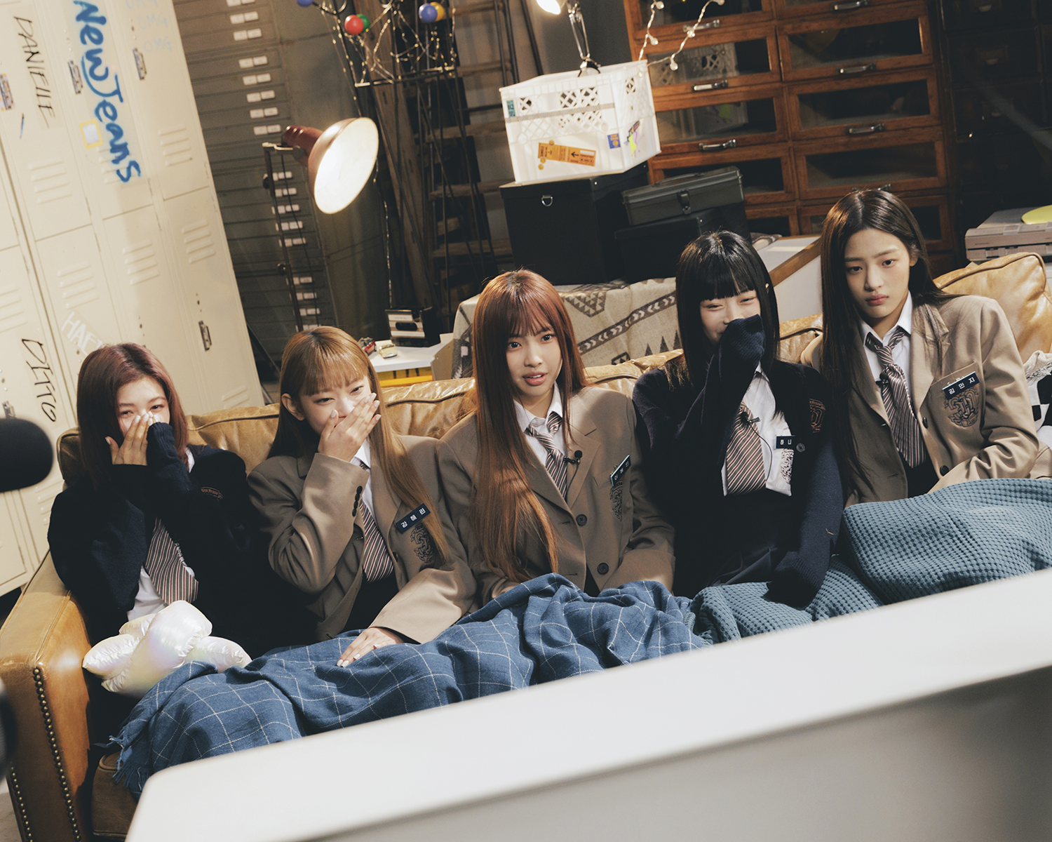 NewJeans on Twitter: "[PHOTO📷] 'Ditto' MV Reaction Behind Cut #NewJeans #뉴진스 #NewJeans_OMG # ...