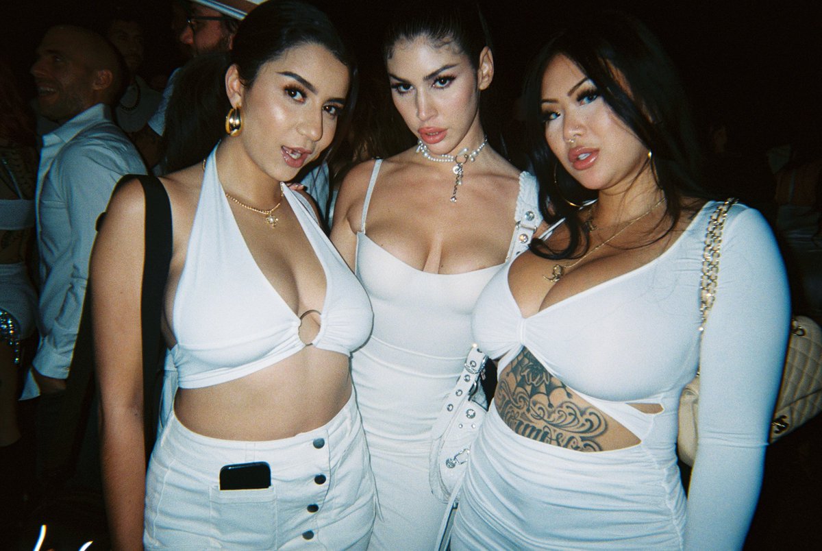 Mars...™ on Twitter: "🤍🤍🤍 @queeniesateen @connperignon @theroxiesinner"