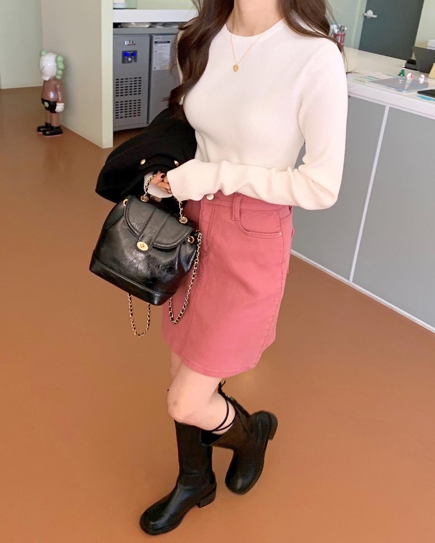 육육걸즈 On Twitter 기본템 맛집인 육걸이 휘뚜루 마뚜루 입기 좋을 니트 신상 촬영하고 왔어요🫣 골지로 날씬해보이는 건 물론 워머와 뒷슬릿 디테일로 유니크함은 두