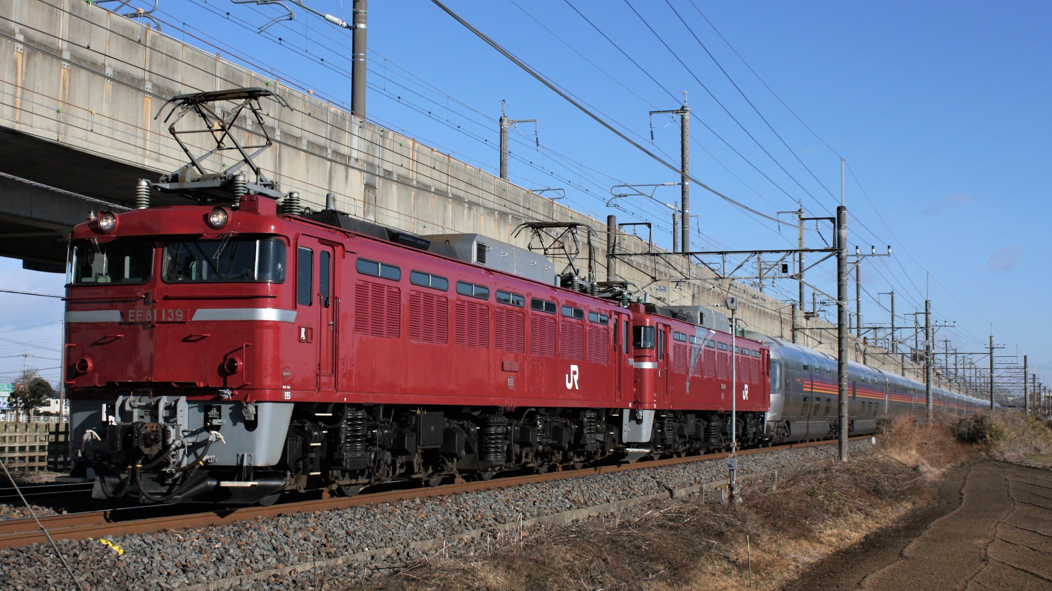 カモメ on Twitter: "2023.1.10 回9110レ EF81-139+EF81-98+E26系x12車 本命はシキ801の搬出だから、救援回送は記録で。 98号機の制輪子は交換 ...