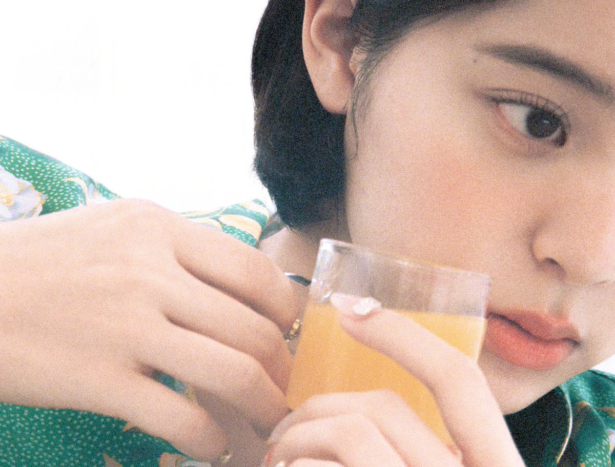 欧阳娜娜穿半透明短筒白丝袜 https://t.co/Zif3uMPGKl 名腿网 Celebrity legs @celebleg