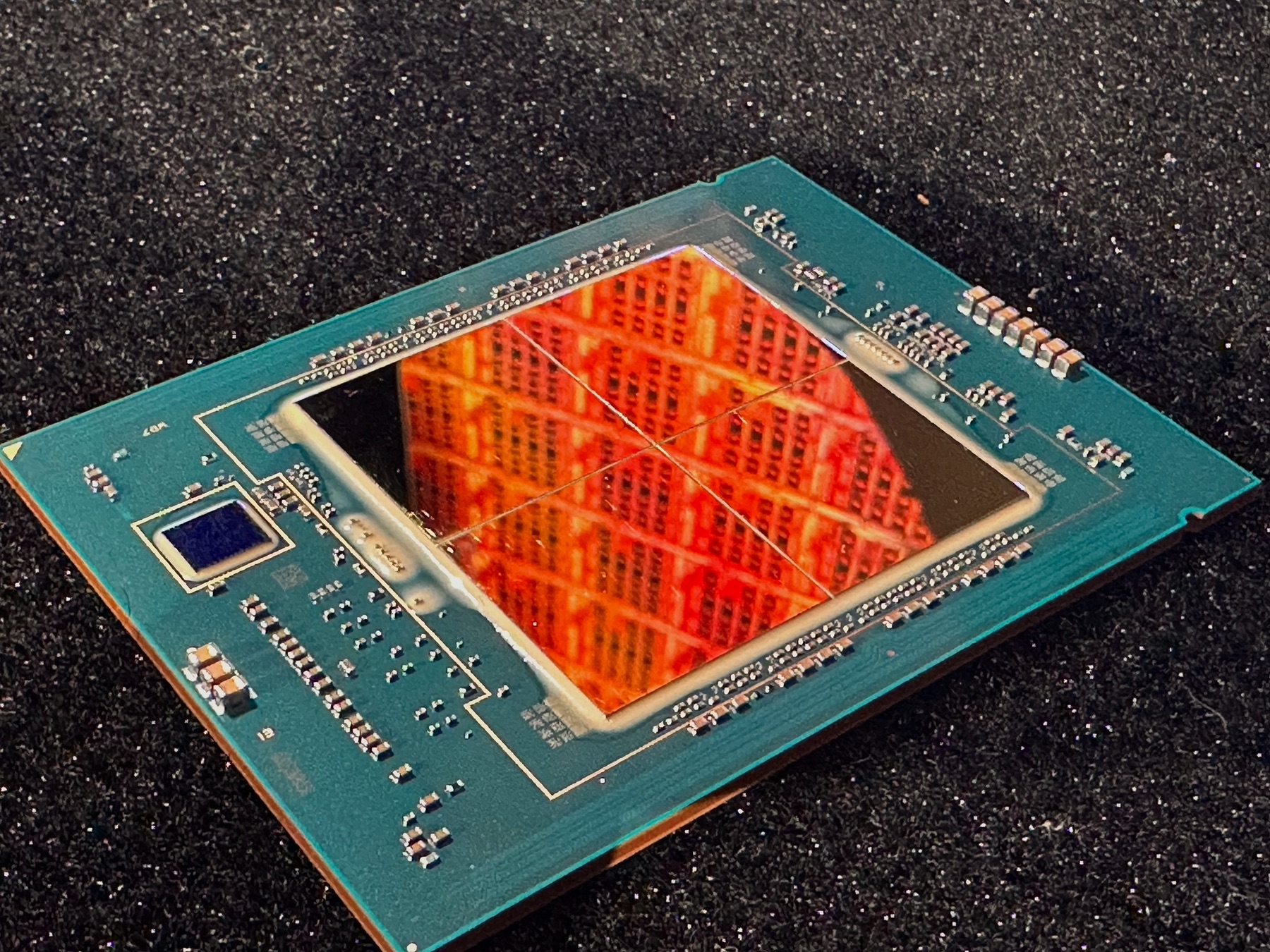 Andreas Schilling 🇺🇦 on Twitter: "A SPR XCC package with a corresponding wafer in the reflection ...