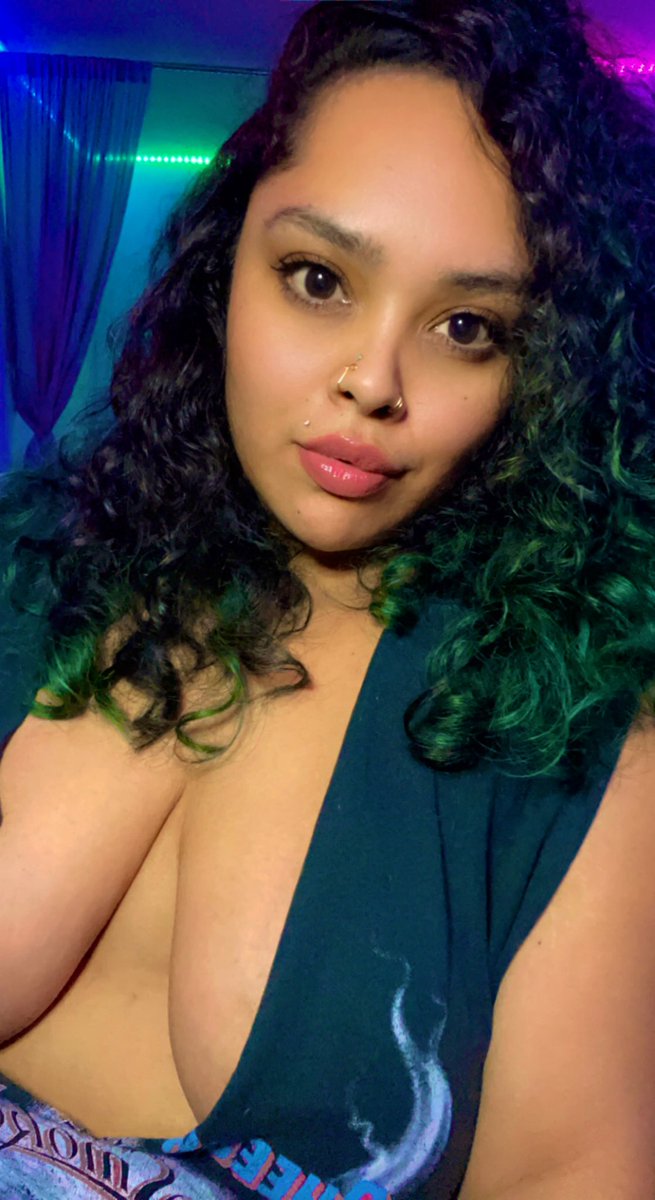 Luscious Lo on Twitter: "Here’s my Titty Tuesday contribution, some cleavage 🤌🏽"