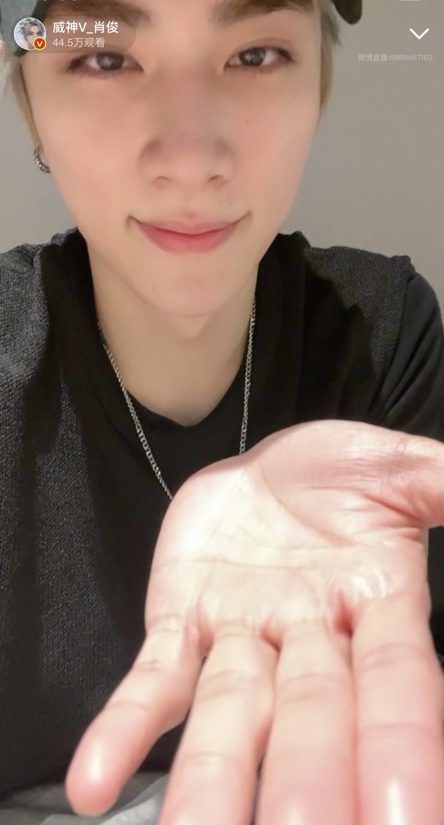 xiaojun pics 🦖 on Twitter: "[230111] Xiaojun Weibo Live he’s so cute"