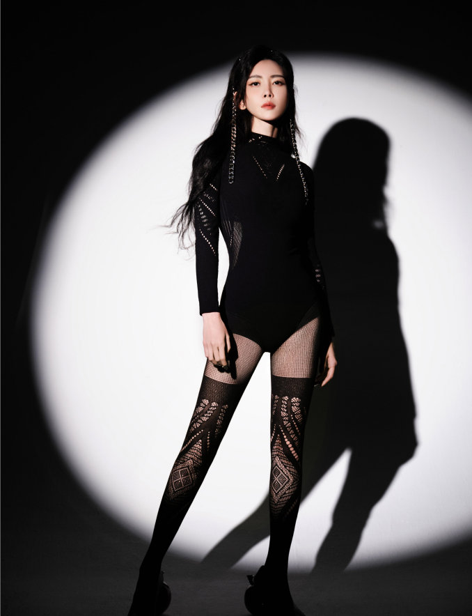 镜面 On Twitter Casper95438938 肥臀肉畜，真想抱着她的屁股后入，使劲抓着她的奶子狂捅她的屁眼 Twitter