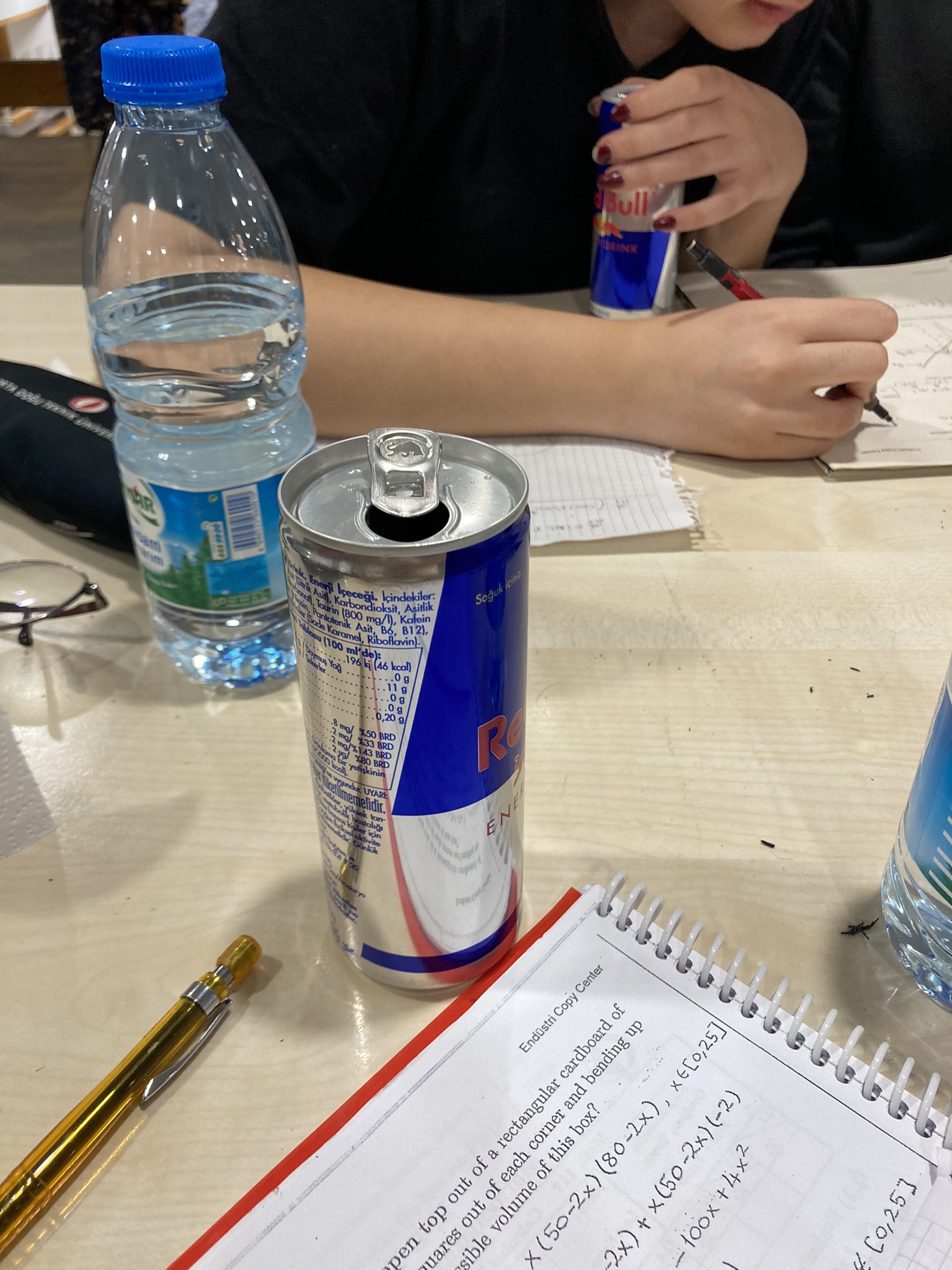 ecem on Twitter: "kütüphanede redbull dağıttılar sıla keske vodkamız olsaydı diyo https://t.co ...