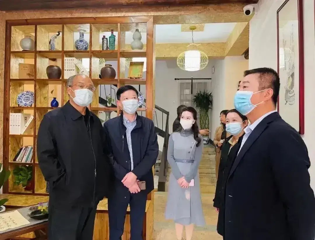 熊万里 Wanli Xiong On Twitter 一直不明白哪来的自信?看到戴璐的党建才搞明白。世界上的确不存在任何其它党派或宗教团体能用民脂民膏这样搞。有纳税人的钱支持,不是挺胸向前
