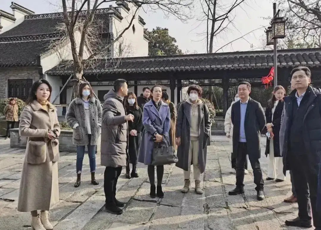 熊万里 Wanli Xiong On Twitter 一直不明白哪来的自信?看到戴璐的党建才搞明白。世界上的确不存在任何其它党派或宗教团体能用民脂民膏这样搞。有纳税人的钱支持,不是挺胸向前