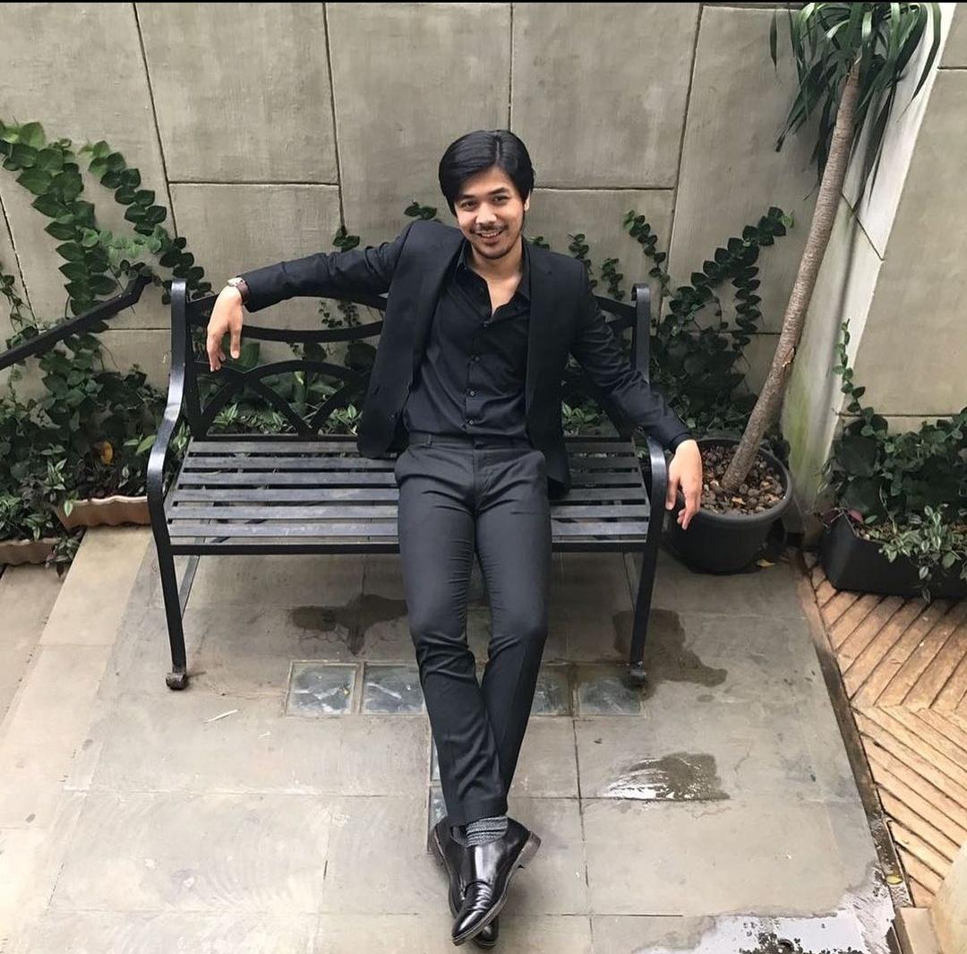 s a u j a n a🦌 on Twitter: "visualnya tipe aku banget, he's kinda cute but cool. aku lebih suka ...