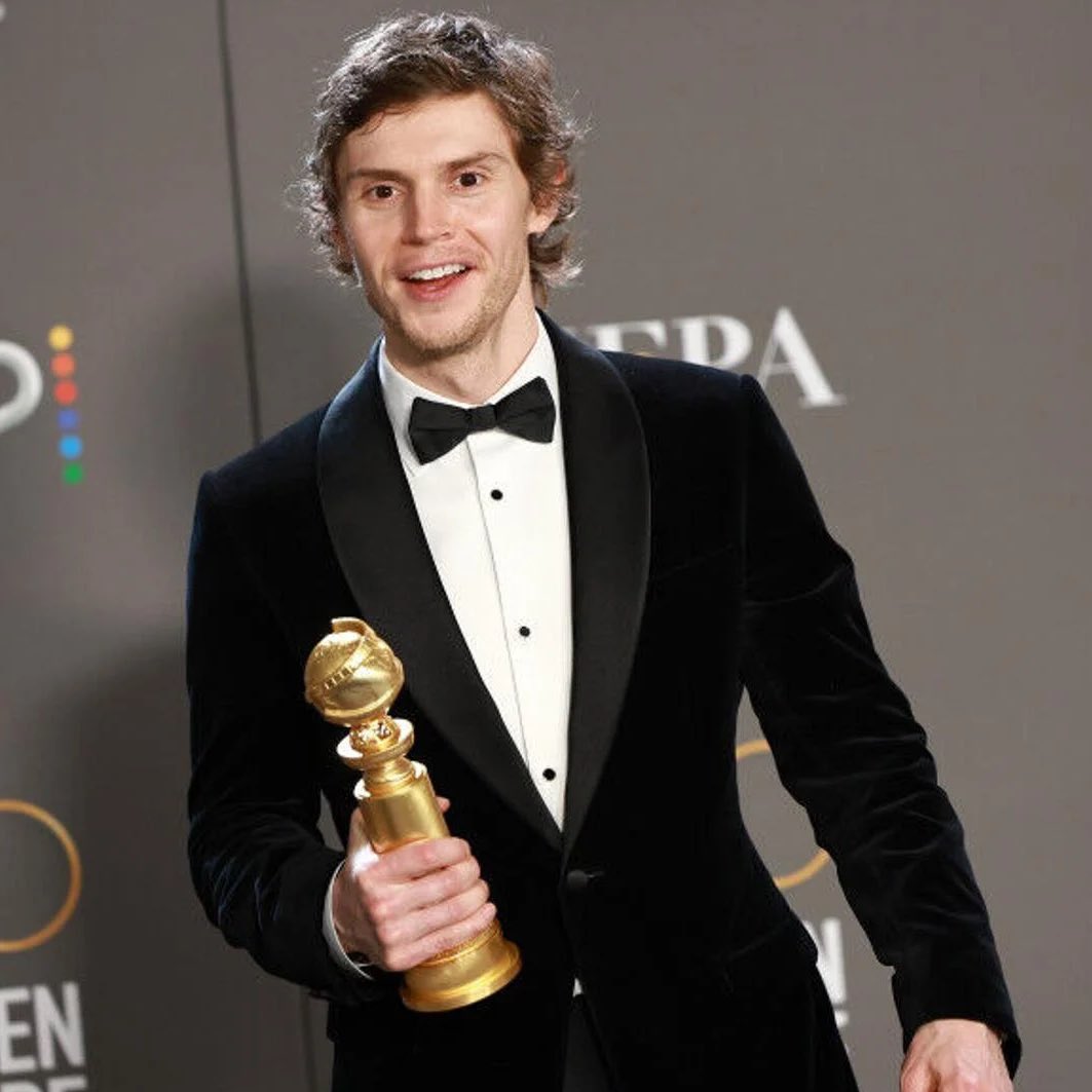 Pop Crave on Twitter: "Jeffrey Dahmer victim’s mother, Shirley Hughes, suggests that Evan Peters ...