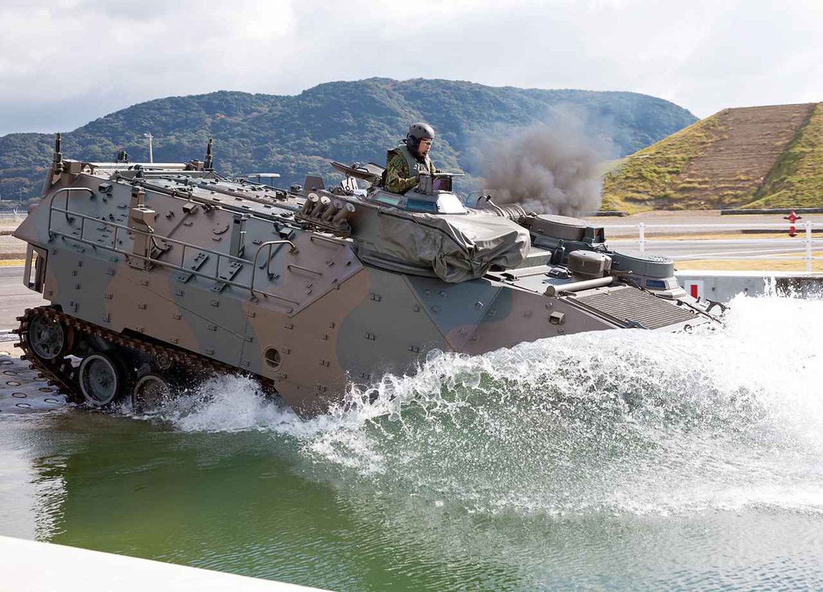 【自衛隊の水陸両用車「AAV7」を解説】 車内の気密性は保たれているか、水中でウオータージェットは正常に作動するか、海上訓練に入る前に安全点検用のプールで確認する。 https://t.co ...