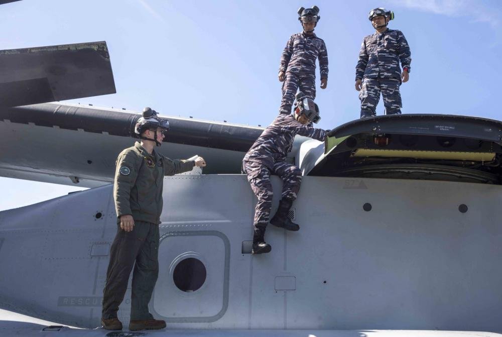 Reserve Jatosint on Twitter: "Indonesian Navy #TNIAL personnel boarded USS Makin Island (LHD 8 ...