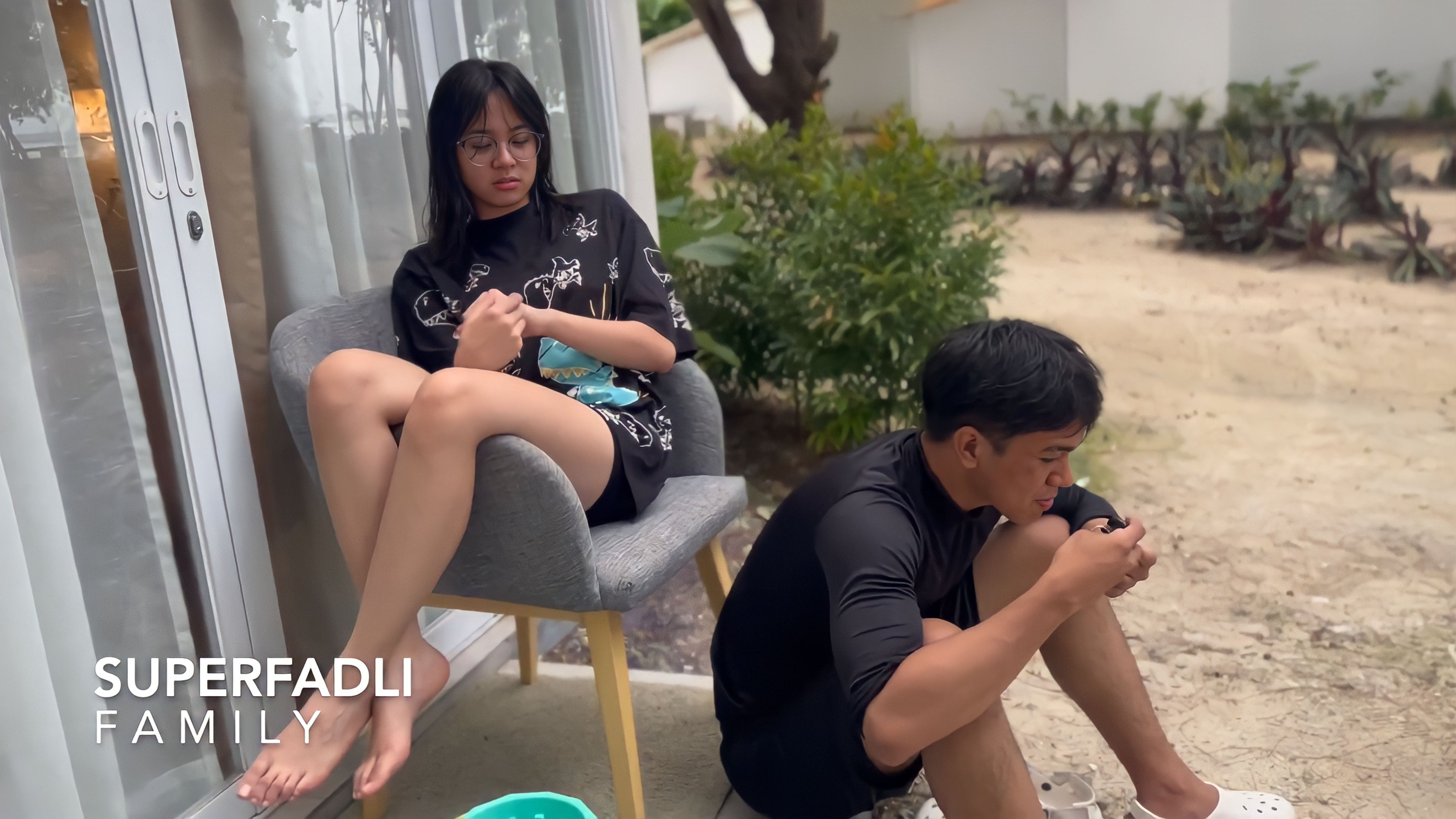 ɪʸᵃⁿ•ᵗᵐ 🇯🇵 🧭🌊 on Twitter: "Azizi Asadel on Vacation 1|9 https://t.co/z7ldS9ebry" / Twitter