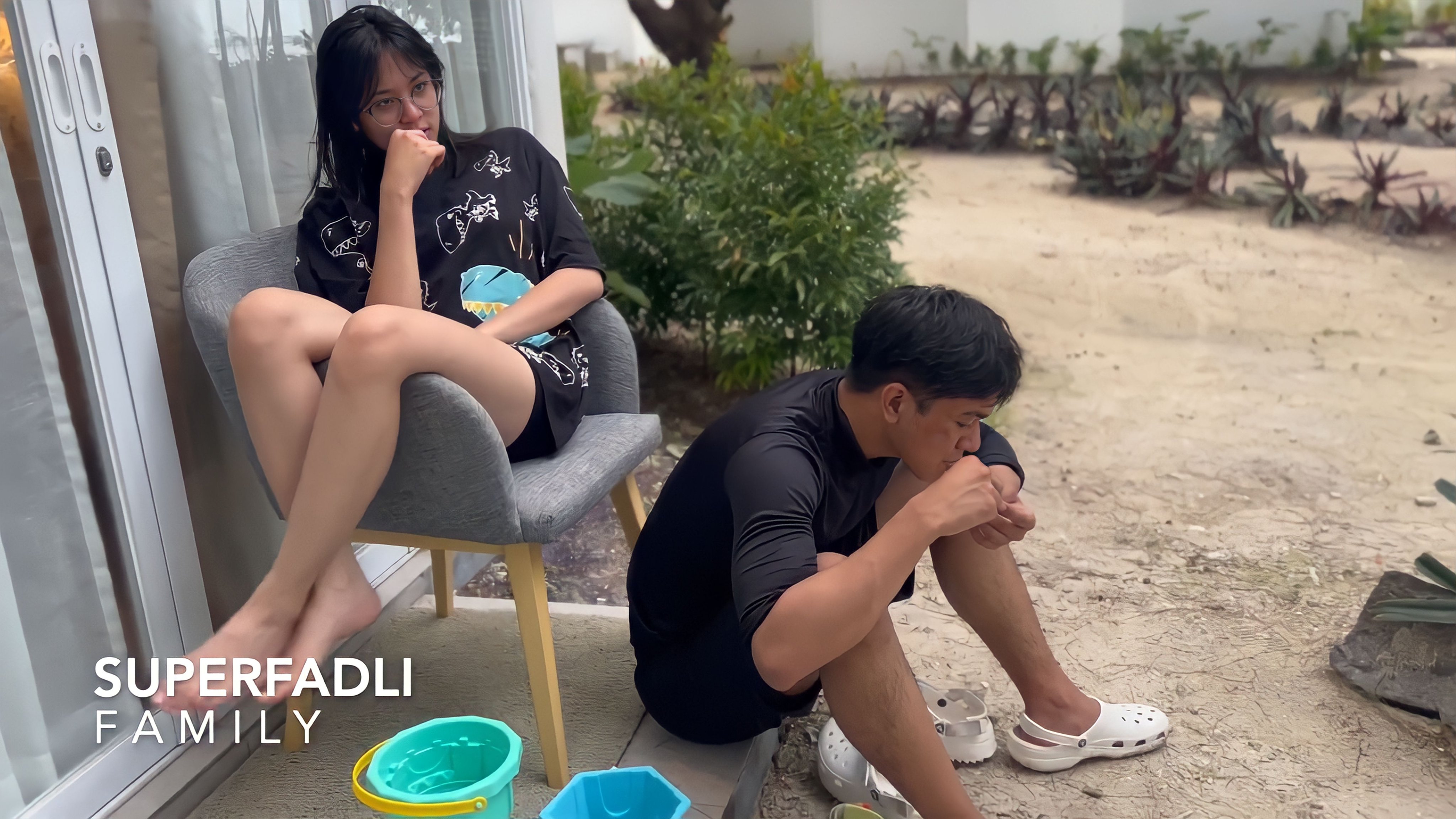 ɪʸᵃⁿ•ᵗᵐ 🇯🇵 🧭🌊 on Twitter: "Azizi Asadel on Vacation 1|9 https://t.co/z7ldS9ebry" / Twitter