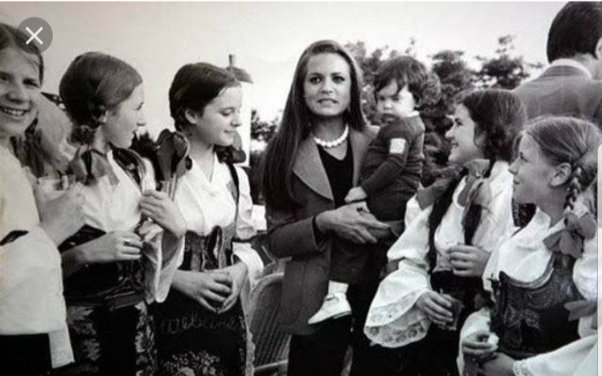 #Thread | 𝗔𝗺 𝗡𝗼𝘁 𝗦𝗼𝗻𝗶𝗮 𝗚𝗮𝗻𝗱𝗵𝗶 𝗔𝗺 𝗢𝗿𝗶𝗴𝗶𝗻𝗮𝗹𝗹𝘆 𝗘𝗱𝘃𝗶𝗴𝗲 𝗔𝗻𝘁𝗼𝗻𝗶𝗮 𝗔𝗹𝗯𝗶𝗻𝗮 𝗠𝗮𝗶𝗻𝗼 ...