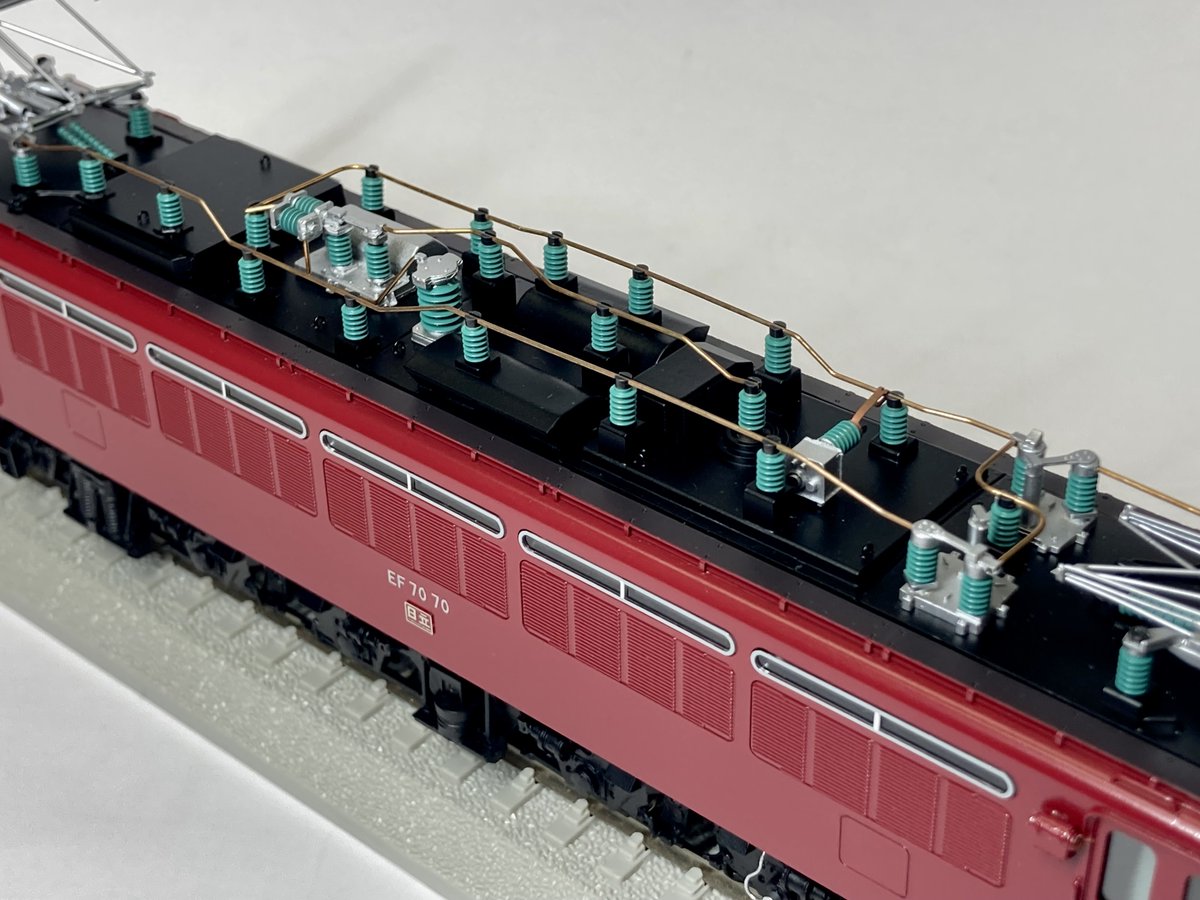 カツミ有楽町店 on Twitter: "【北陸で活躍したF級電機】 北陸本線の客車・貨車の牽引に活躍したEF70。 幅が広い4連のエアフィルターや交流機ならではの複雑な屋根上のディテールが ...