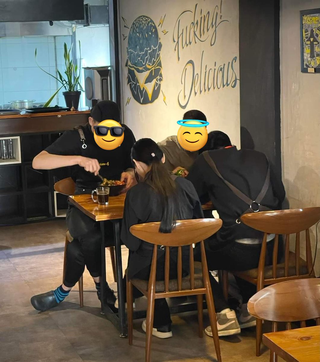 Мэдрэмж On Twitter Үйлчилгээний ажилчид үйлчлүүлэгчдийнхээ хажууд суугаад санаа зовмоор гээд