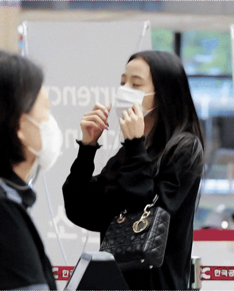 인스티즈(instiz) on Twitter: "공항에서 본인 확인 위해 마스크 벗는 마기꾼들 https://instiz.net/pt/7306134"