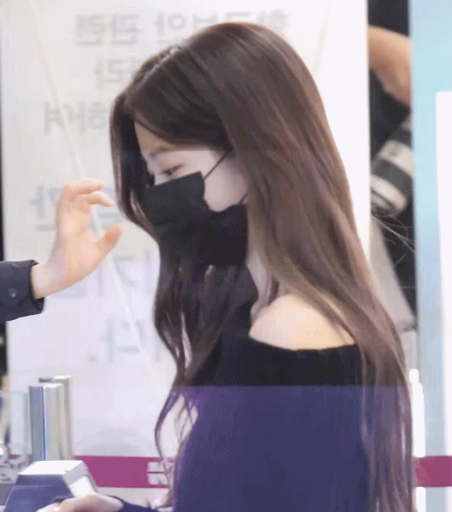 인스티즈(instiz) on Twitter: "공항에서 본인 확인 위해 마스크 벗는 마기꾼들 https://instiz.net/pt/7306134"