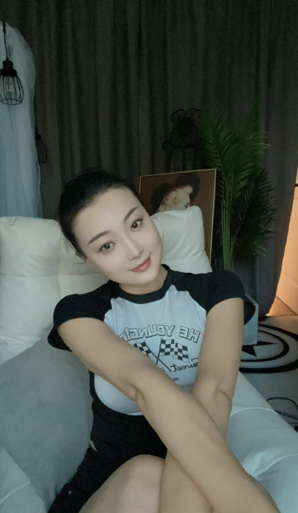 反差露出美女合集 On Twitter Rt Lianhuan990 独自一个人!总是在夜里夜夜笙歌挥之不去!发骚了也只能对着假肉棒来发泄,好想要有温度的肉棒啊!