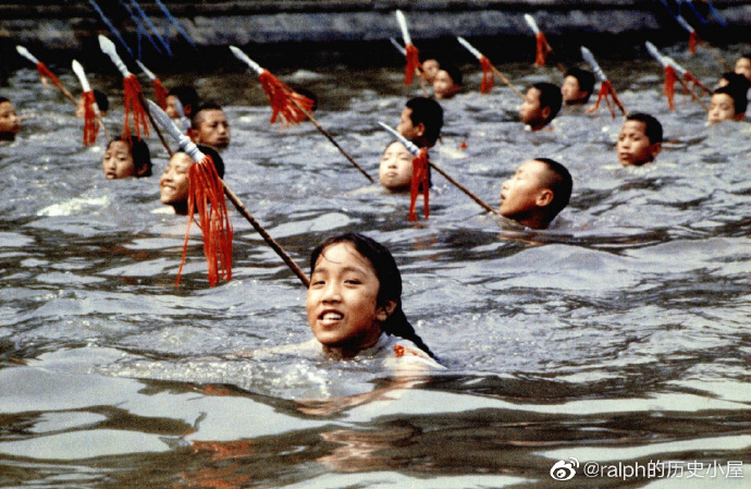 朱韵和 On Twitter 1966年7月16日,73岁的毛在武汉畅游长江。他认为 游泳是同大自然做斗争的一种运动,你们应该到大江大海去