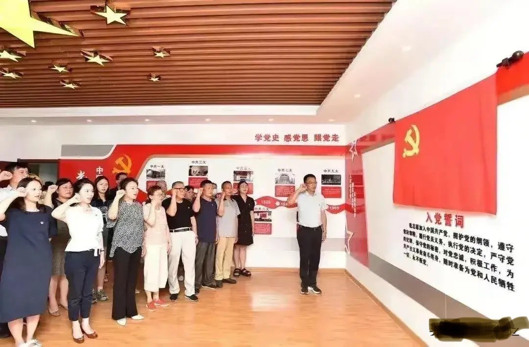 熊万里 Wanli Xiong On Twitter 戴璐局长与性伙伴们再宣誓:为共淫事业奋斗终身。只摆事实不讲道理