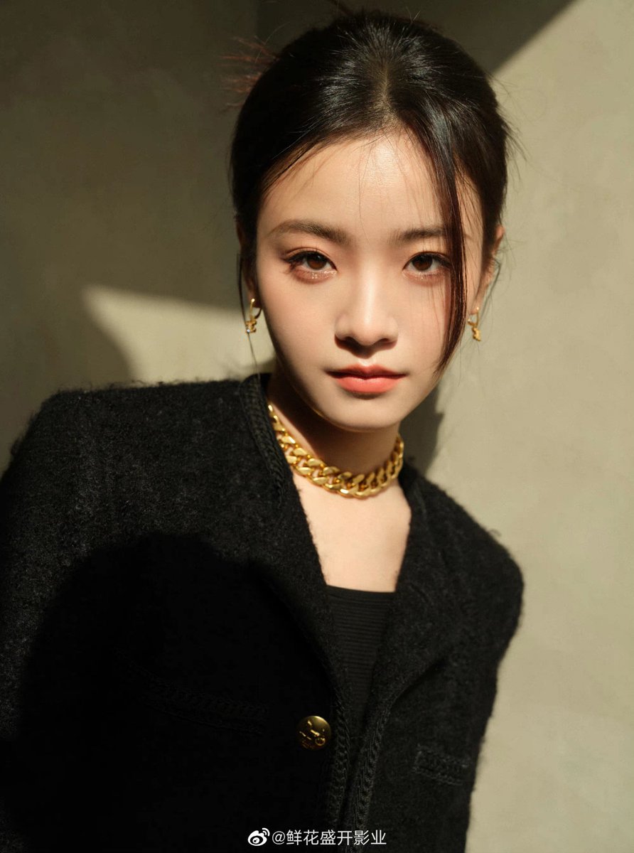 Yi94 On Twitter 李庚希 又戴着狗项圈出来了。把你盯射之后要你射到脸上敷着面膜走红毯。当女王挑选完大屌之后就被操得叫爸爸