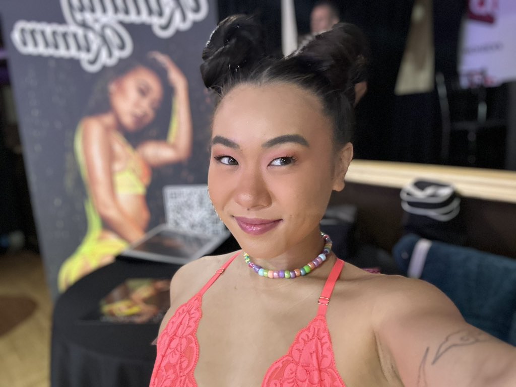 Kimmy Kimm on Twitter: "Come grab my buns😝 @eastcoasttalent booth till 4!"