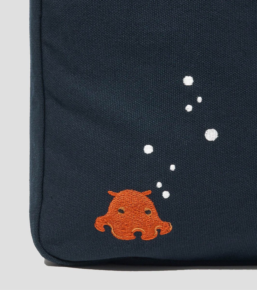 グラニフ On Twitter ふわふわと深海を漂っているキッカイな生き物《メンダコ》をモチーフにしたデザイン。海洋生物ファンから絶大な人気を誇ります。マチ付きで雑誌やノートパソコンも入る