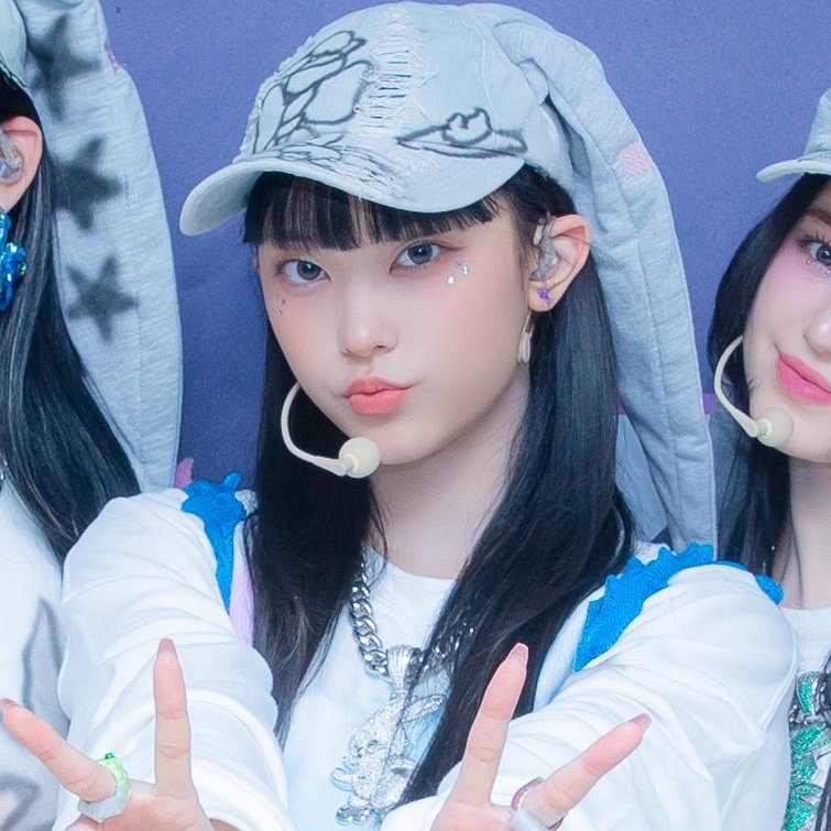 haerin looks on Twitter: "we’re getting black haired haerin back 😭 https://t.co/jmsPAn5Wws ...