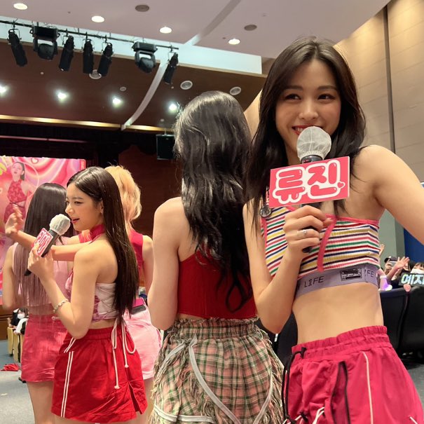 ryujin zone on Twitter: "pov you see ryujin and she smiles at you"