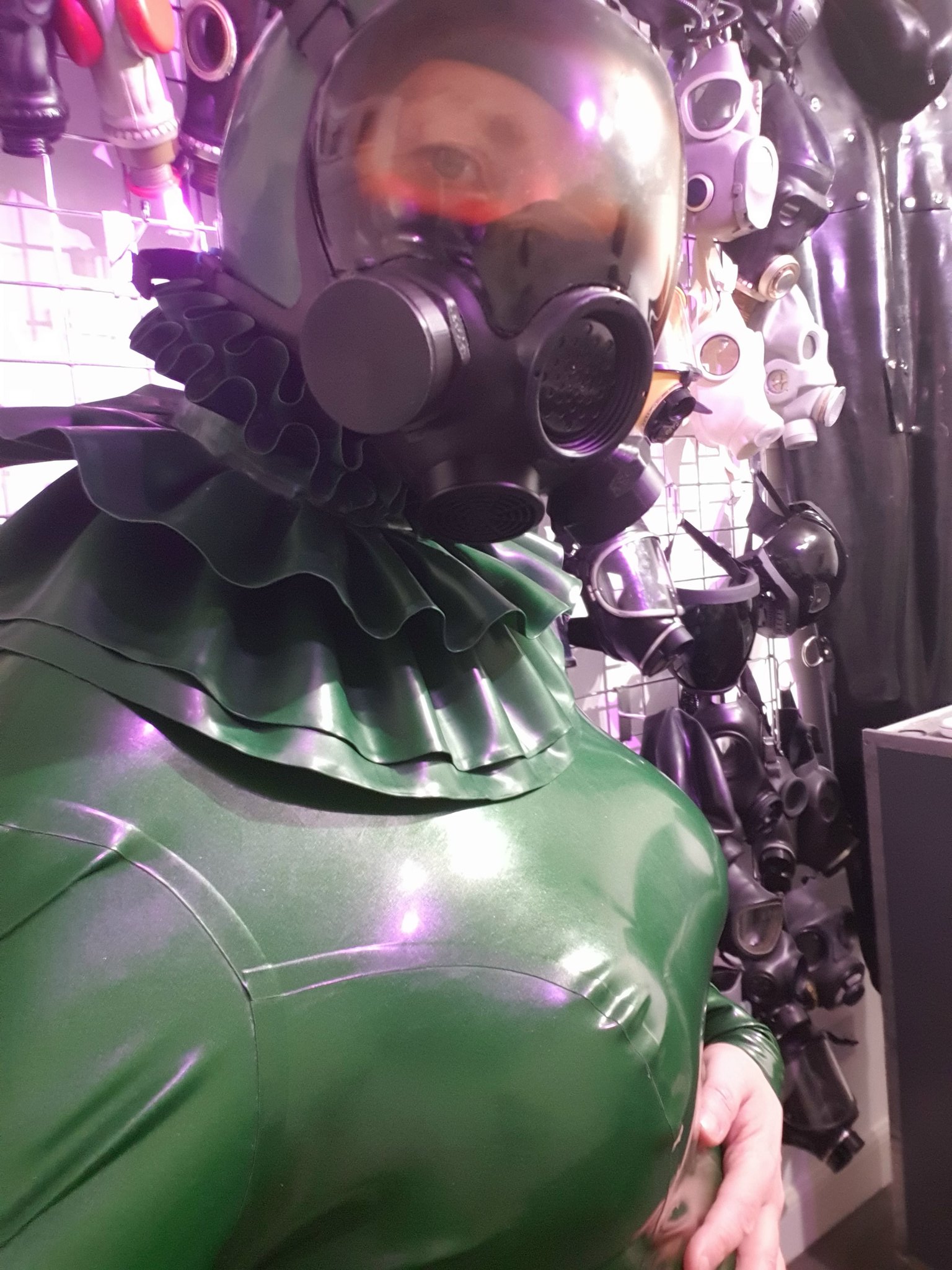 Boundinlatex on Twitter: "Evening all put my green catsuit on tonight and loving the new collar ...