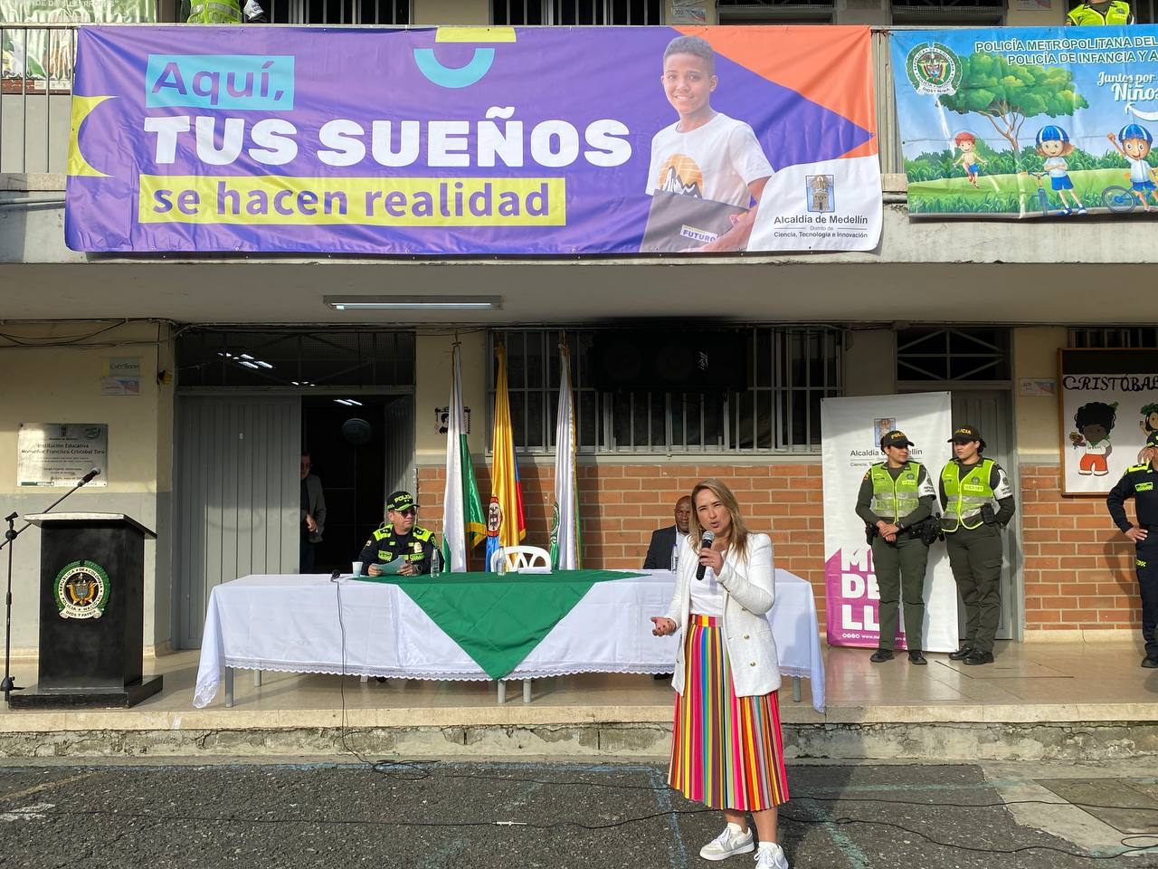 Secretaría de Educación de Medellín on Twitter: "“Son 40 semanas de calendario escolar que hoy ...