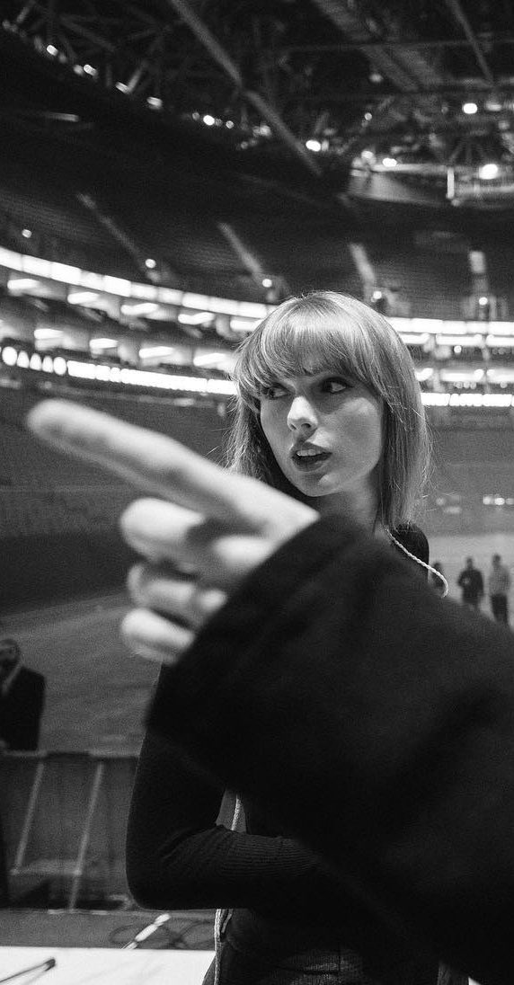 Taylor Swift Black And White Wallpaper