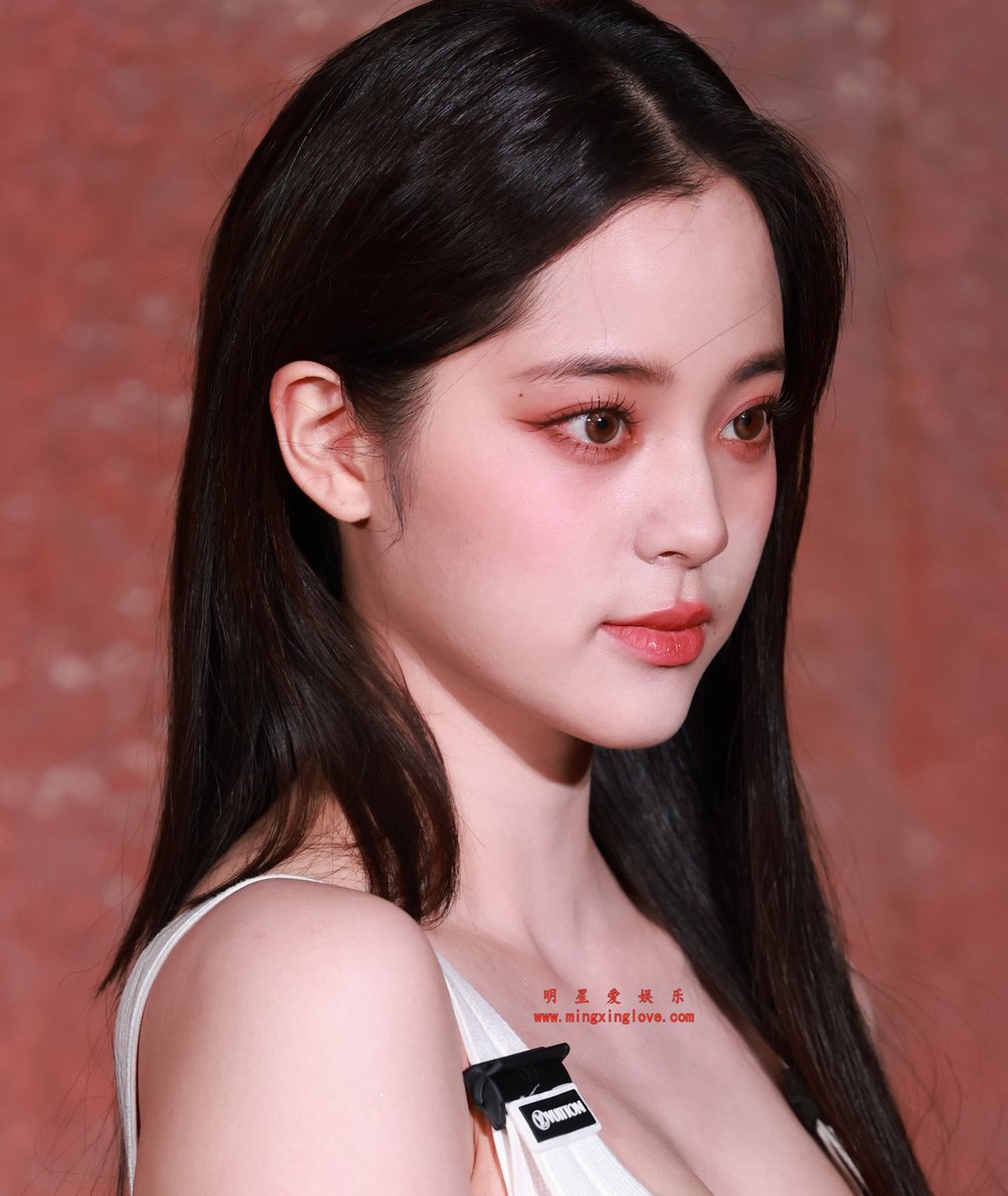 明星生图分享 on Twitter: "#欧阳娜娜 参加某品牌发布会现场花絮照片，性感吊带裙，高清8K分辨率原图无修 #生图 下载 #明星生图 https://mingxinglove.com ...