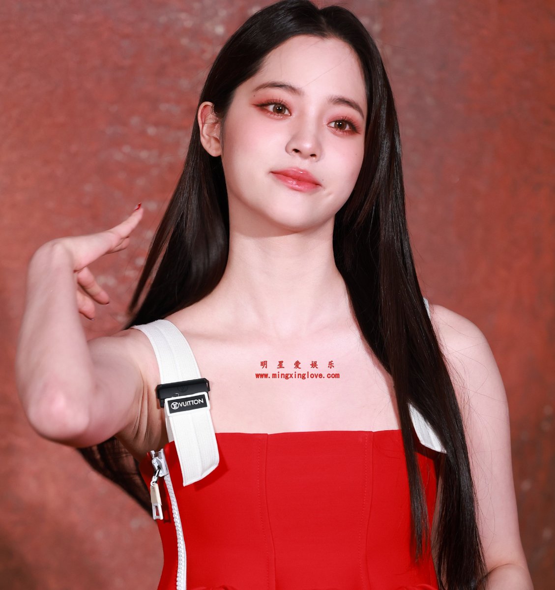 明星生图分享 on Twitter: "#欧阳娜娜 参加某品牌发布会现场花絮照片，性感吊带裙，高清8K分辨率原图无修 #生图 下载 #明星生图 https://mingxinglove.com ...