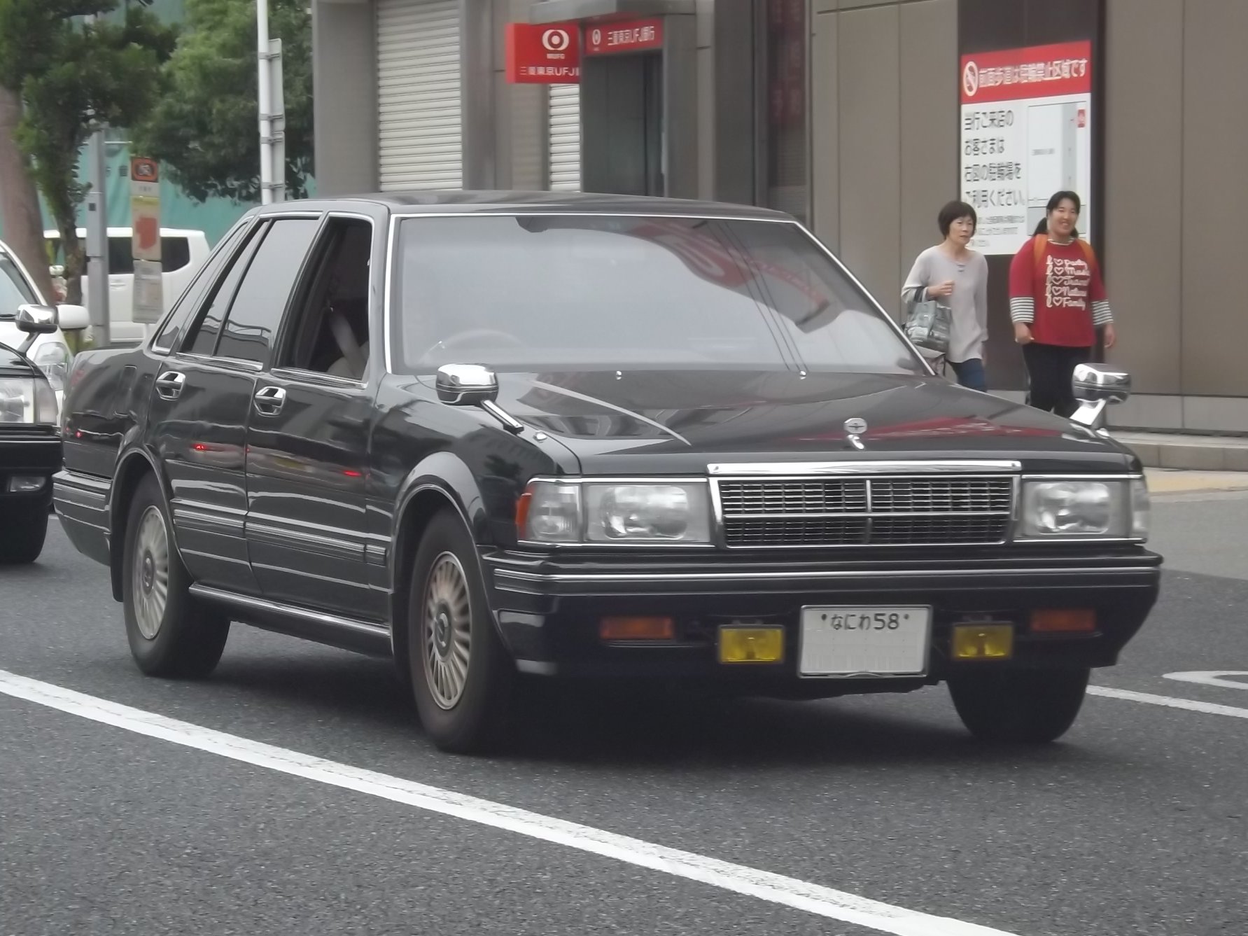 しばとら＠なんでも屋 on Twitter: "以前大阪府内で見かけた日産グロリア。今ではほとんど街中で見かけなくなったY31グロリアのブロアム。 フェンダーミラーにイエローフォグが質実剛健な ...