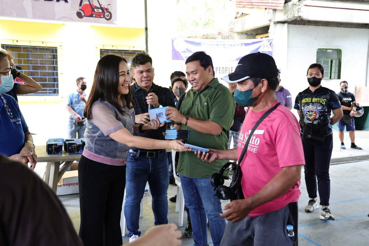 Quezon City Government on Twitter: "Nakatanggap ng fleet card na nagkakahalaga ng P1,000 ang mga ...