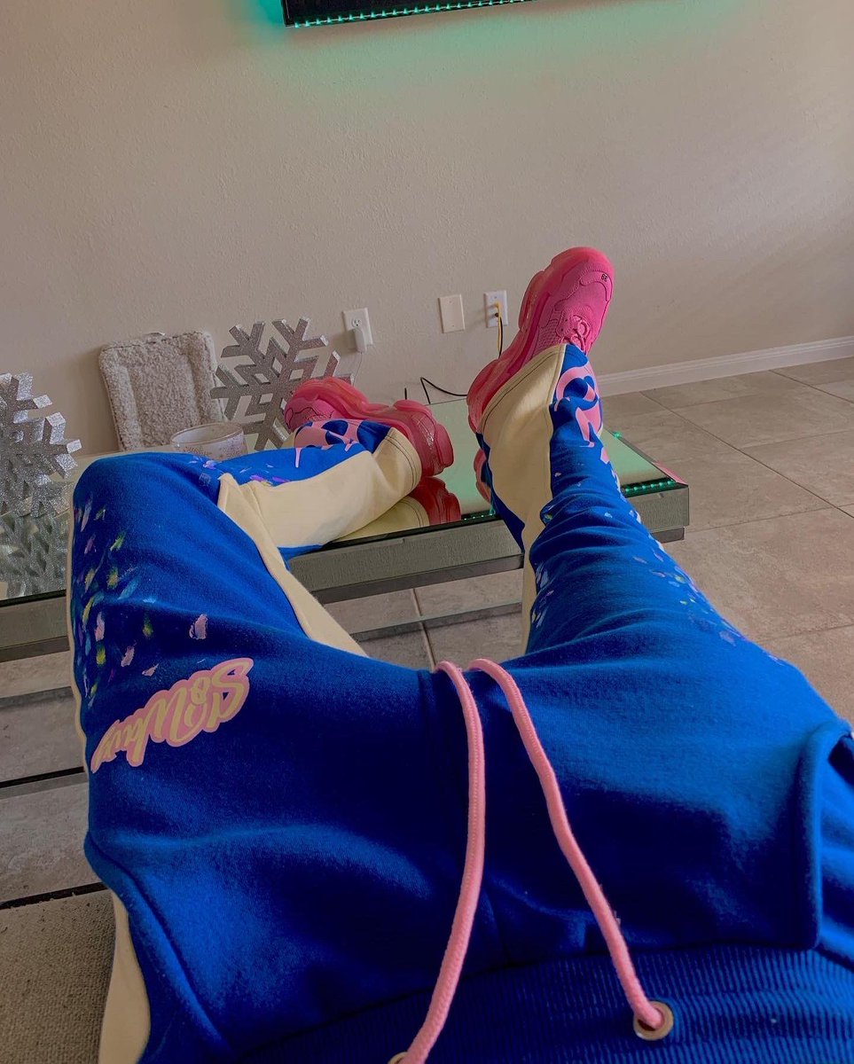 RAYSOWAVYY 🌊 on Twitter: "SoWavy Flared Sweatsuit V-DAY COLLECTION PT1 🔥🥰 DROPPING FEB 1ST 😳 Set ...