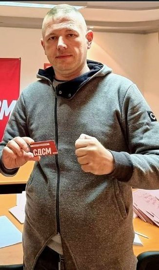 Рејмонд Редингтон on Twitter: "Аутфит за тепање на трибини 🤡 https://t ...