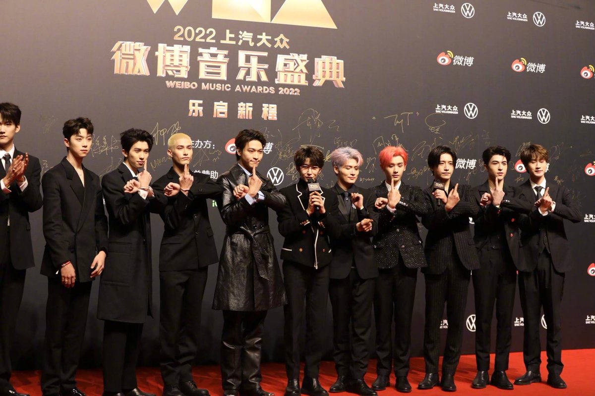 boyuan archive (:￣O￣•) 🦋 on Twitter: "230118 💚 优酷 Weibo Update - BoYuan with INTO1 at 微博音乐盛典 ...