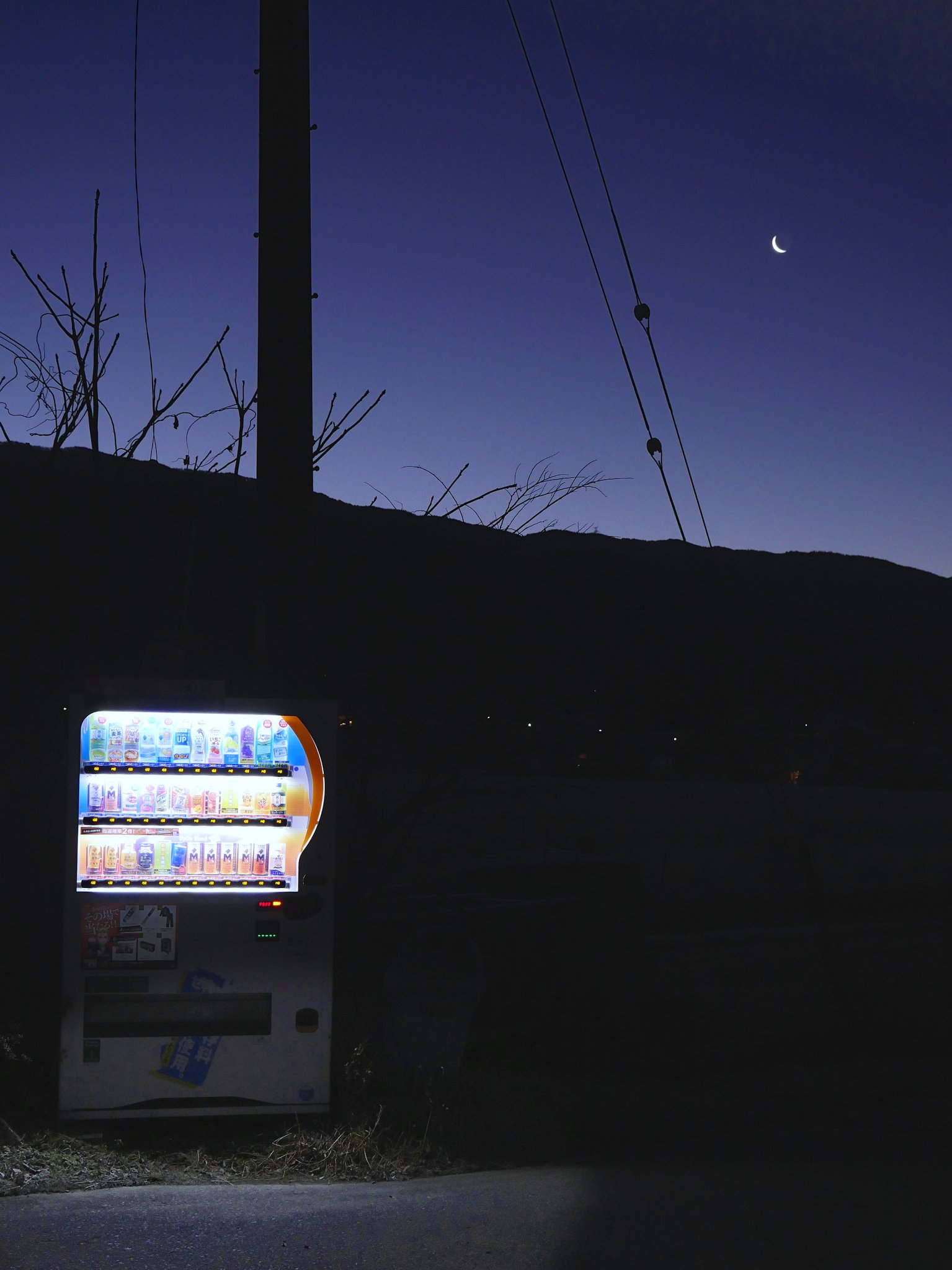 STUDIO_TARAS on Twitter: "起きてるのはボクらと自販機とお月さま。 LUMIX GX8,LEICA DG 12-60(24-120)mm 換算46mm 1/25 f3 ...